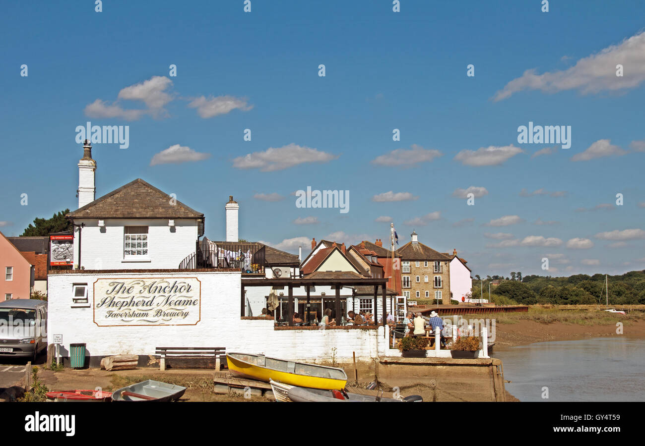 Rowhedge, Essex, The Anchor Pub by the River Colne, England Stock Photo ...