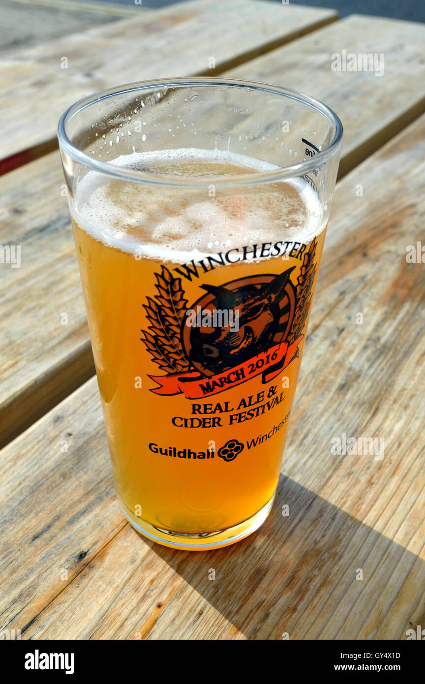 A pint of unfined India pale ale (IPA) in the sunshine Stock Photo - Alamy