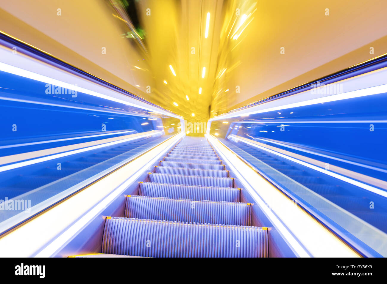 Movement of diminishing hallway escalator Stock Photo - Alamy