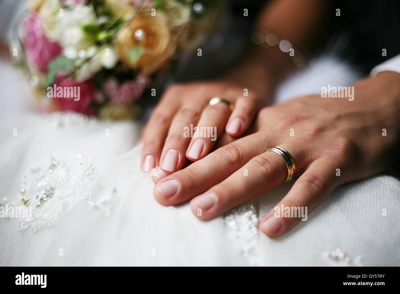 Hand of the groom and the bride with wedding rings Stock Photo - Alamy