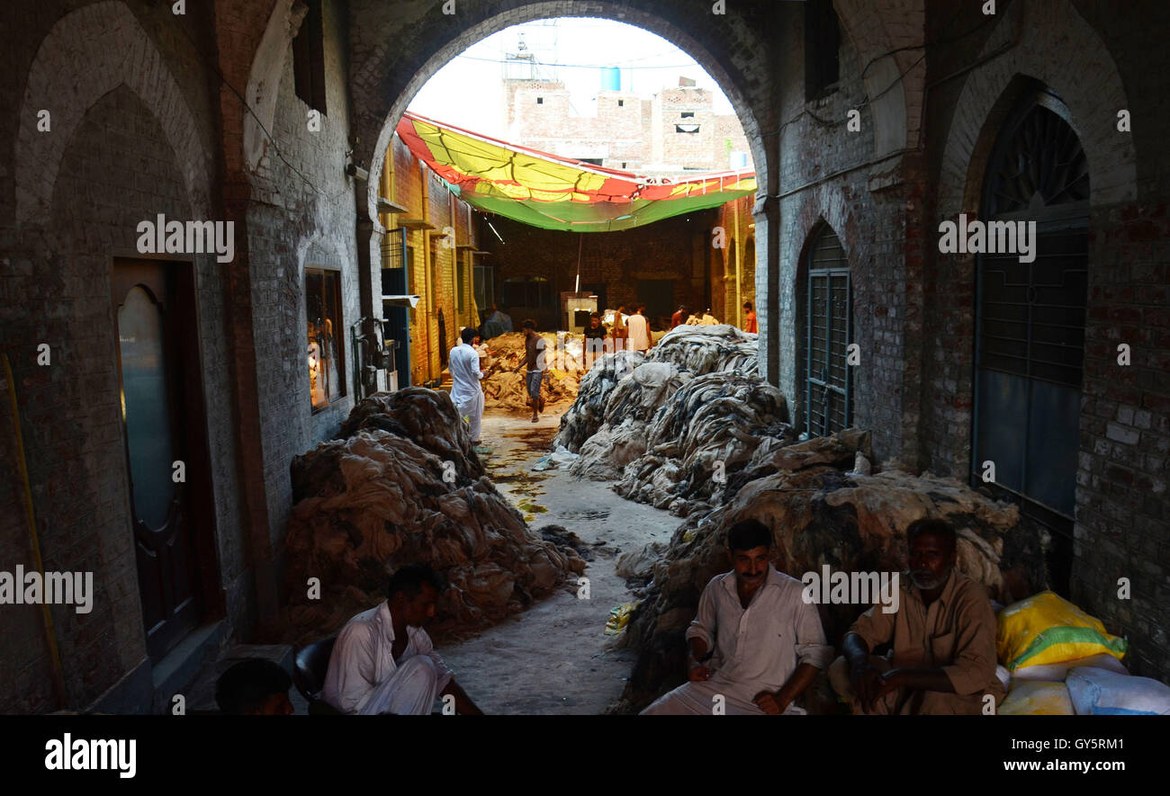 Lahore, Pakistan. 17th Sep, 2016. Pakistani workers collecting ...