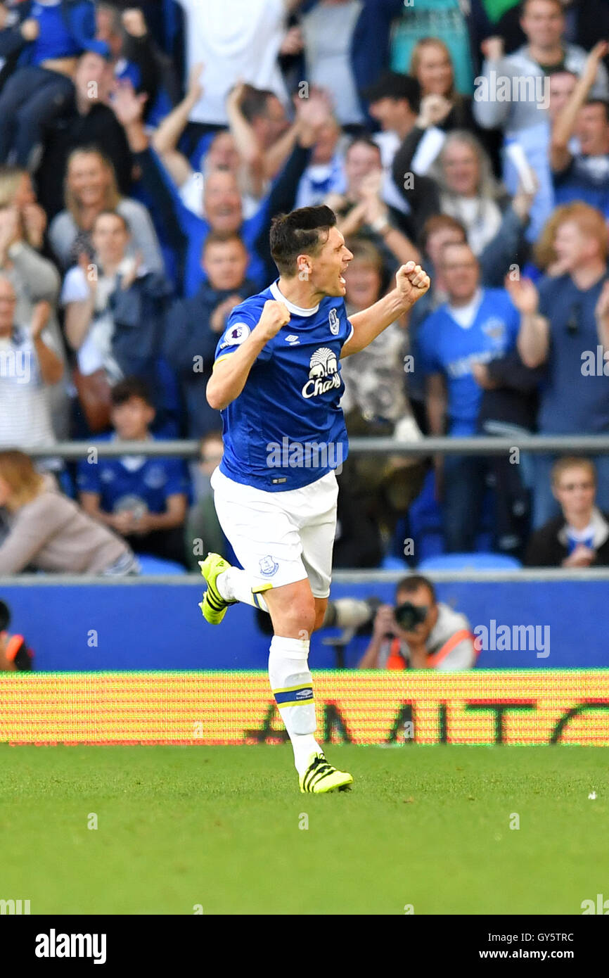 Sides first goal gameduring premier league match goodison park hi-res ...