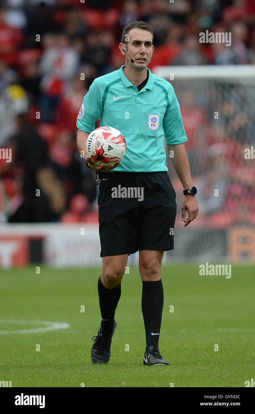 Referee David Coote during the Sky Bet Championship match at Oakwell ...