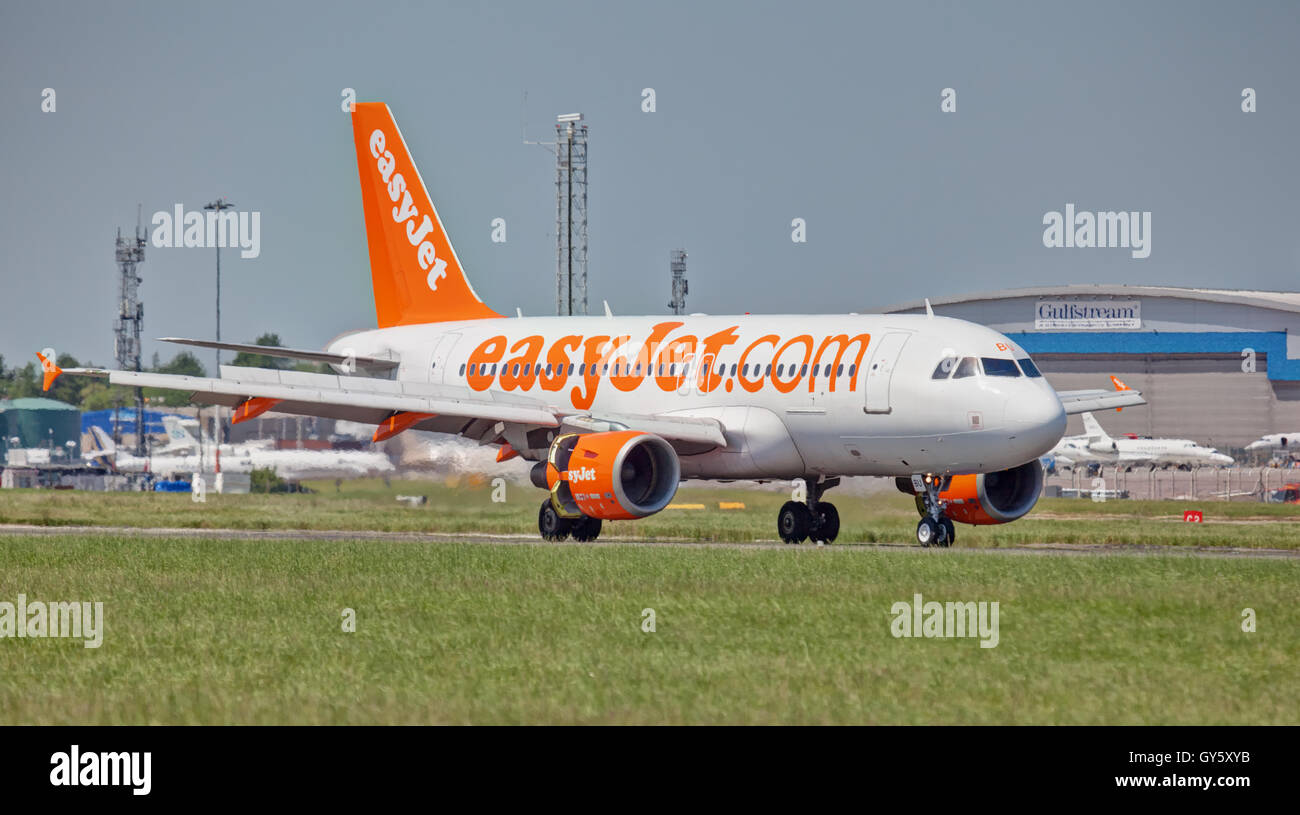 easyJet Airbus a319 G-EZBU landing at London-Luton Airport LTN Stock ...