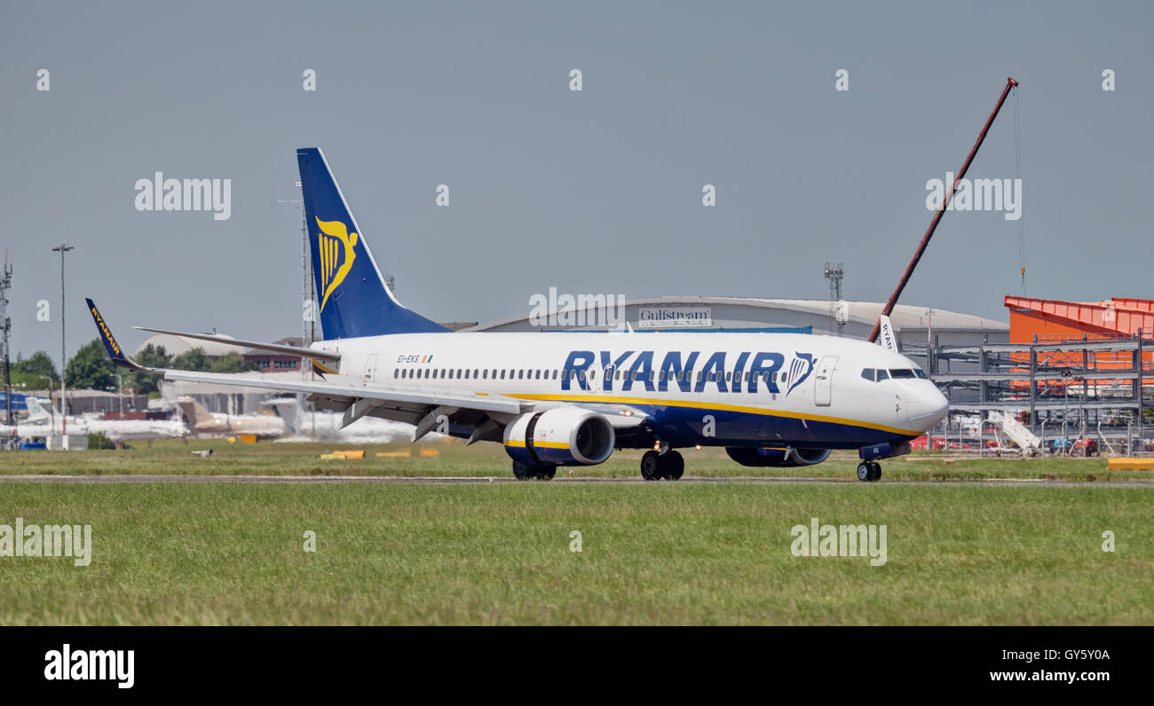 Ryanair Boeing 737 EI-EKS landing at London-Luton Airport LTN Stock ...