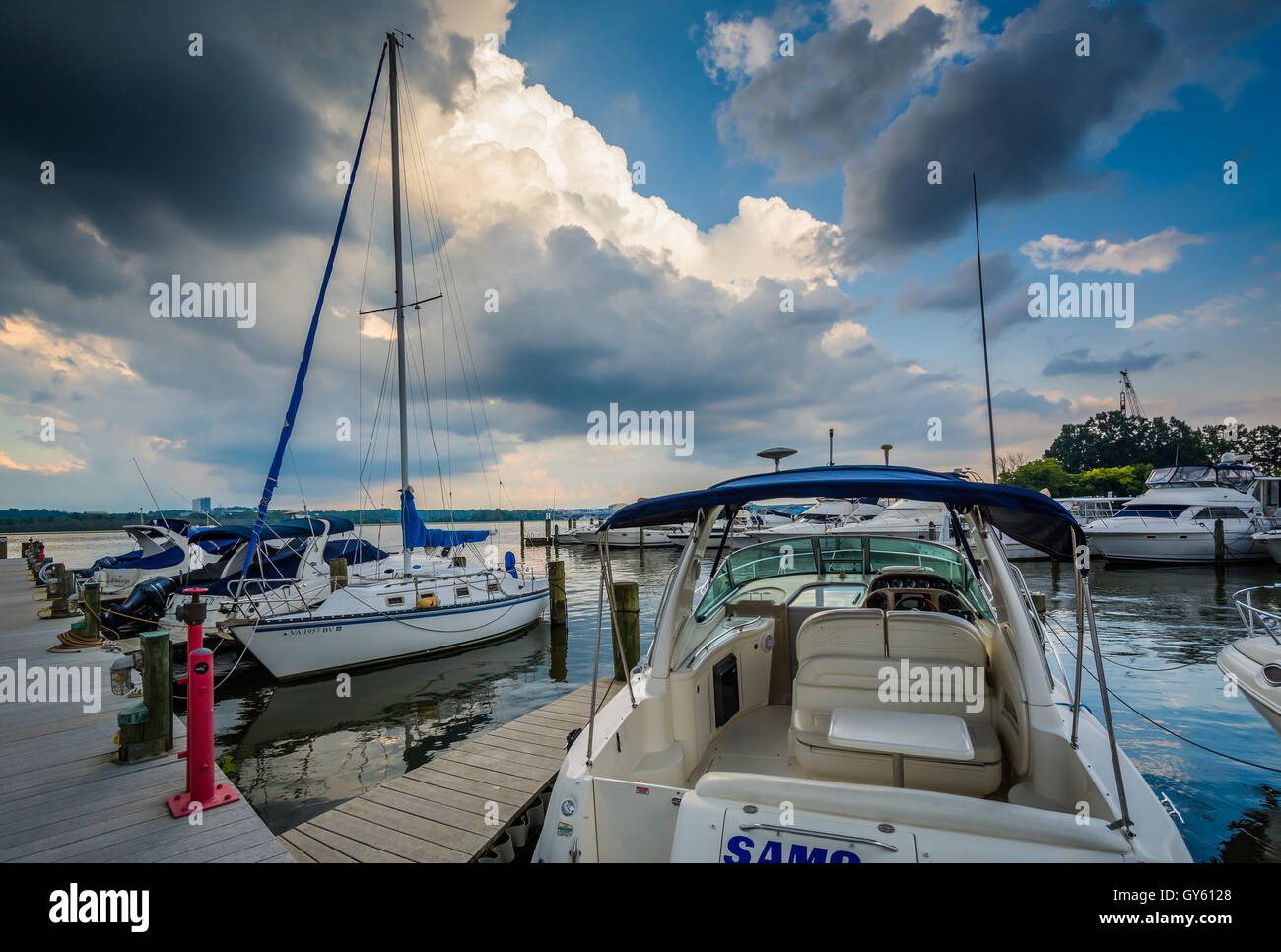 Boats docked on the Potomac River waterfront, in Alexandria, Virginia ...