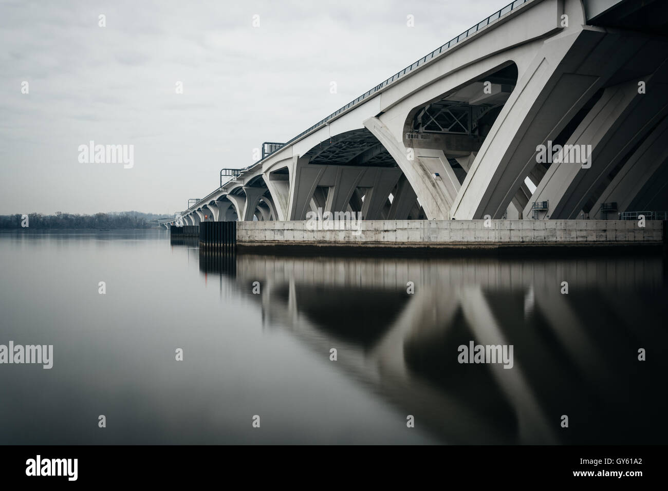 The Woodrow Wilson Bridge, over the Potomac River, seen from Alexandria ...