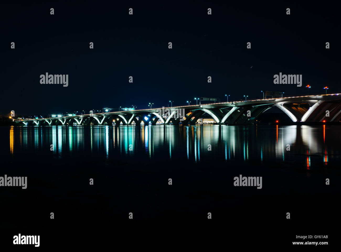 The Woodrow Wilson Bridge at night, in Alexandria, Virginia Stock Photo ...