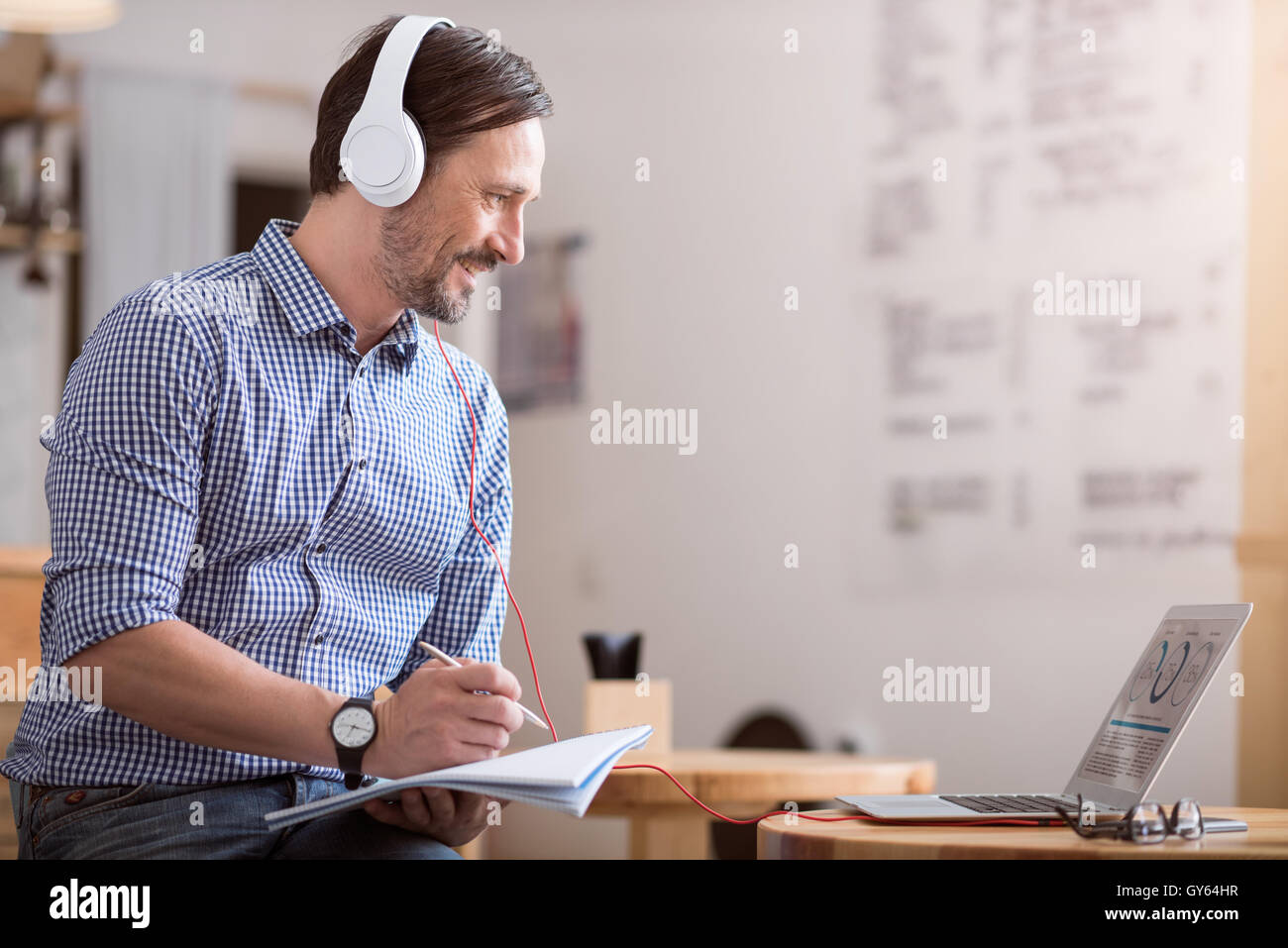 Happy user computer screen laptop man hi-res stock photography and ...
