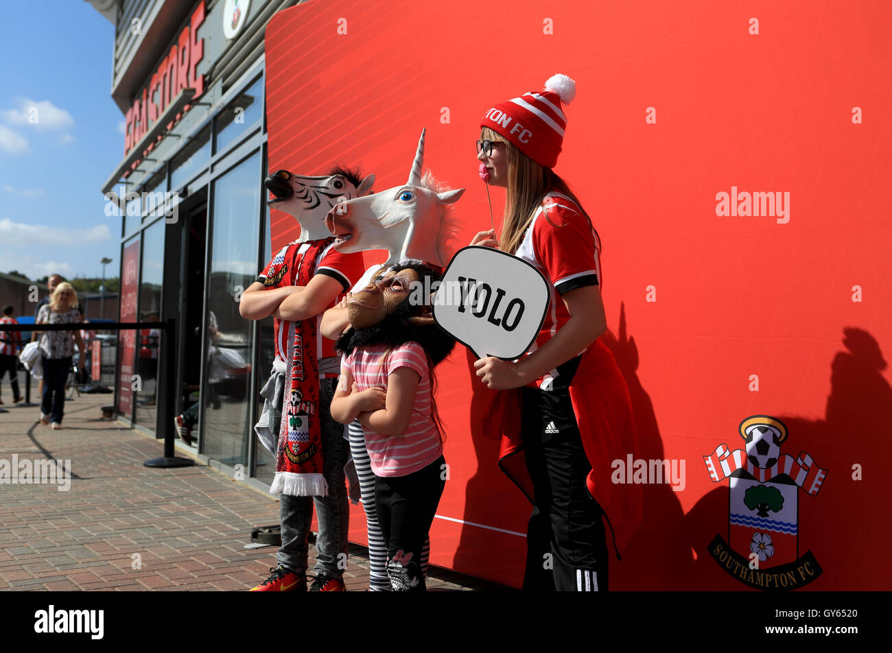 Southampton fans pose hi-res stock photography and images - Alamy