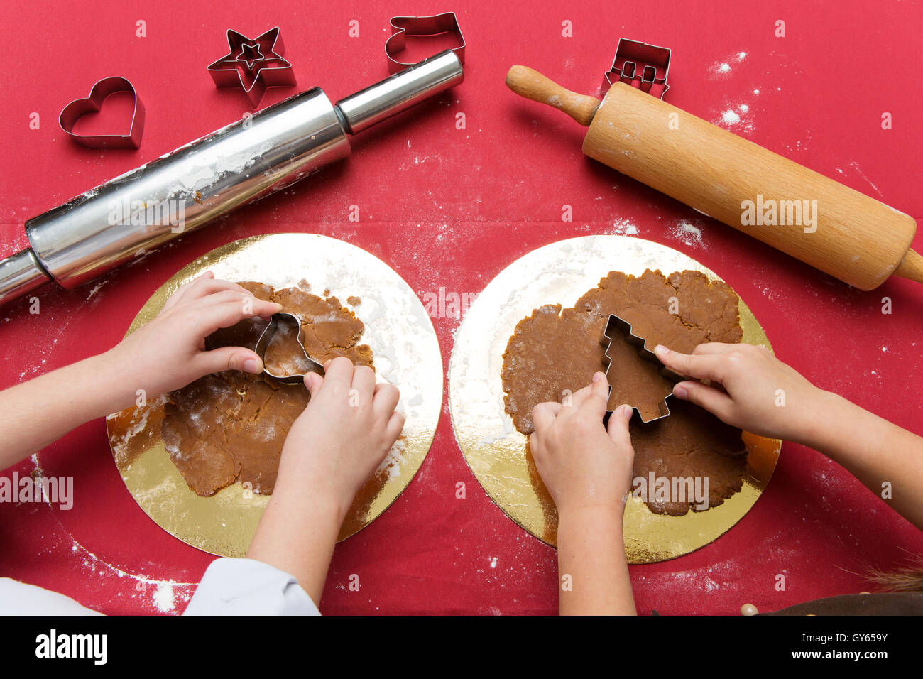 Children making christmas gingerbread Stock Photo - Alamy
