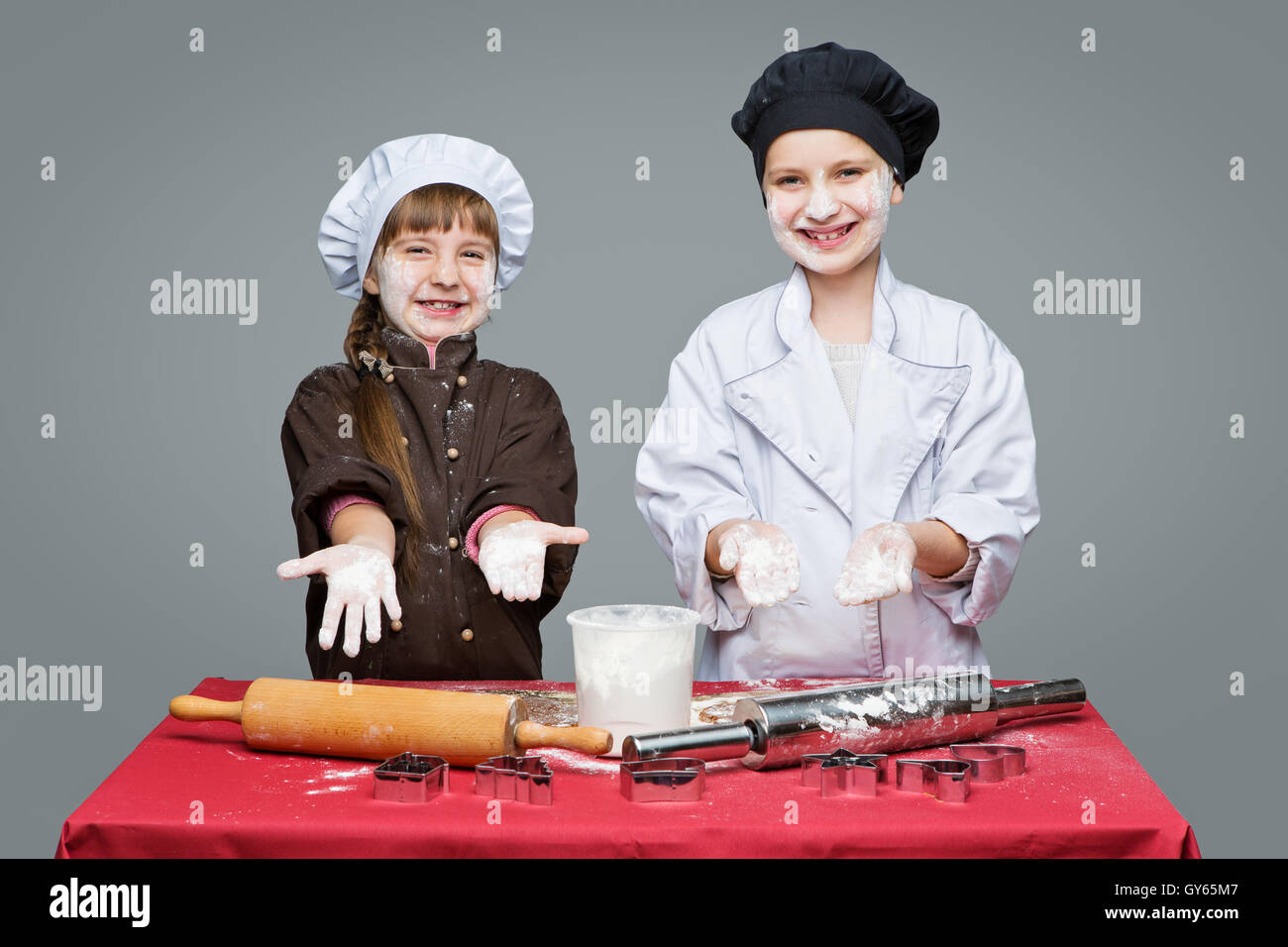 Children making christmas gingerbread Stock Photo - Alamy