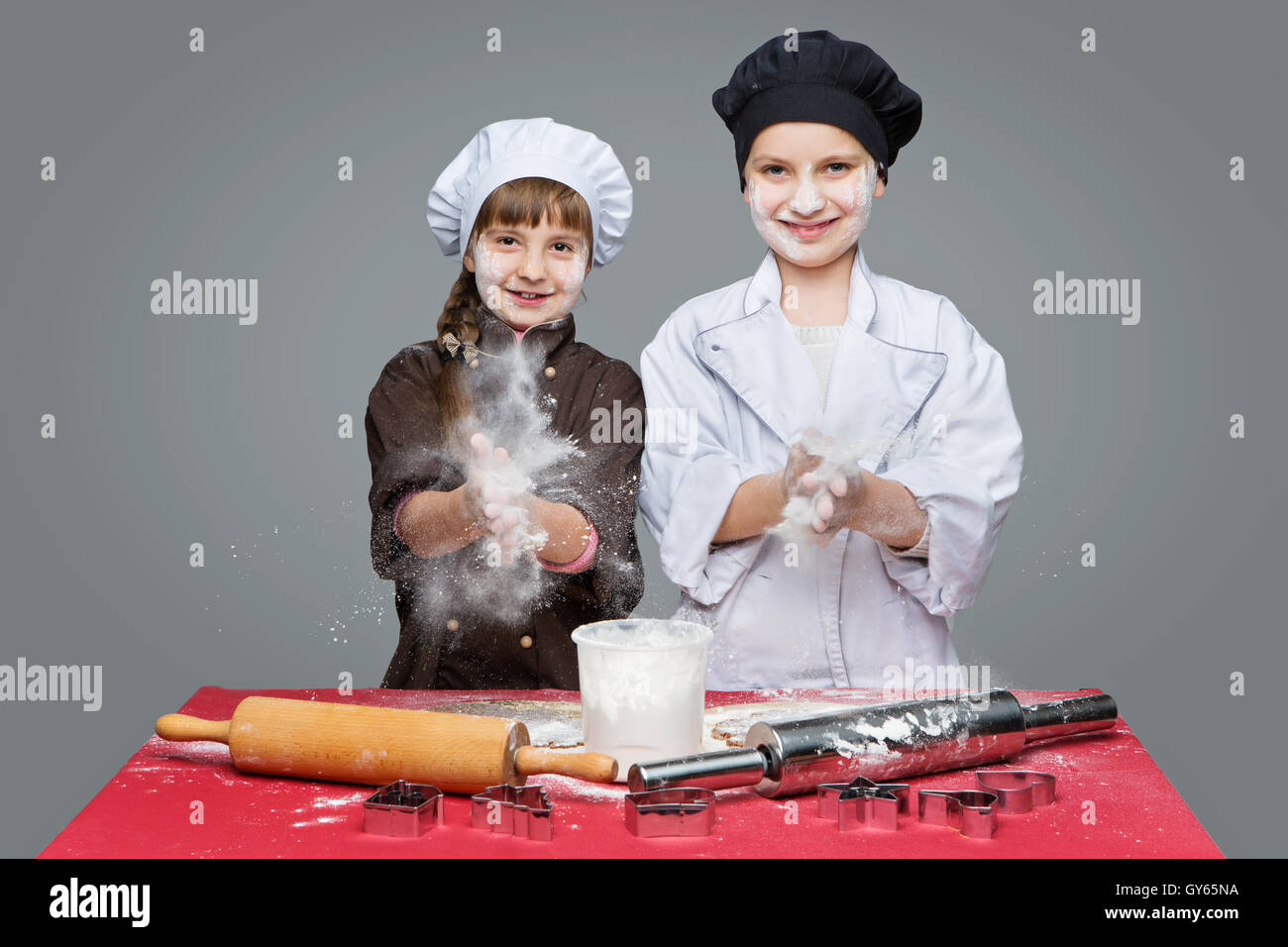 Children making christmas gingerbread Stock Photo - Alamy