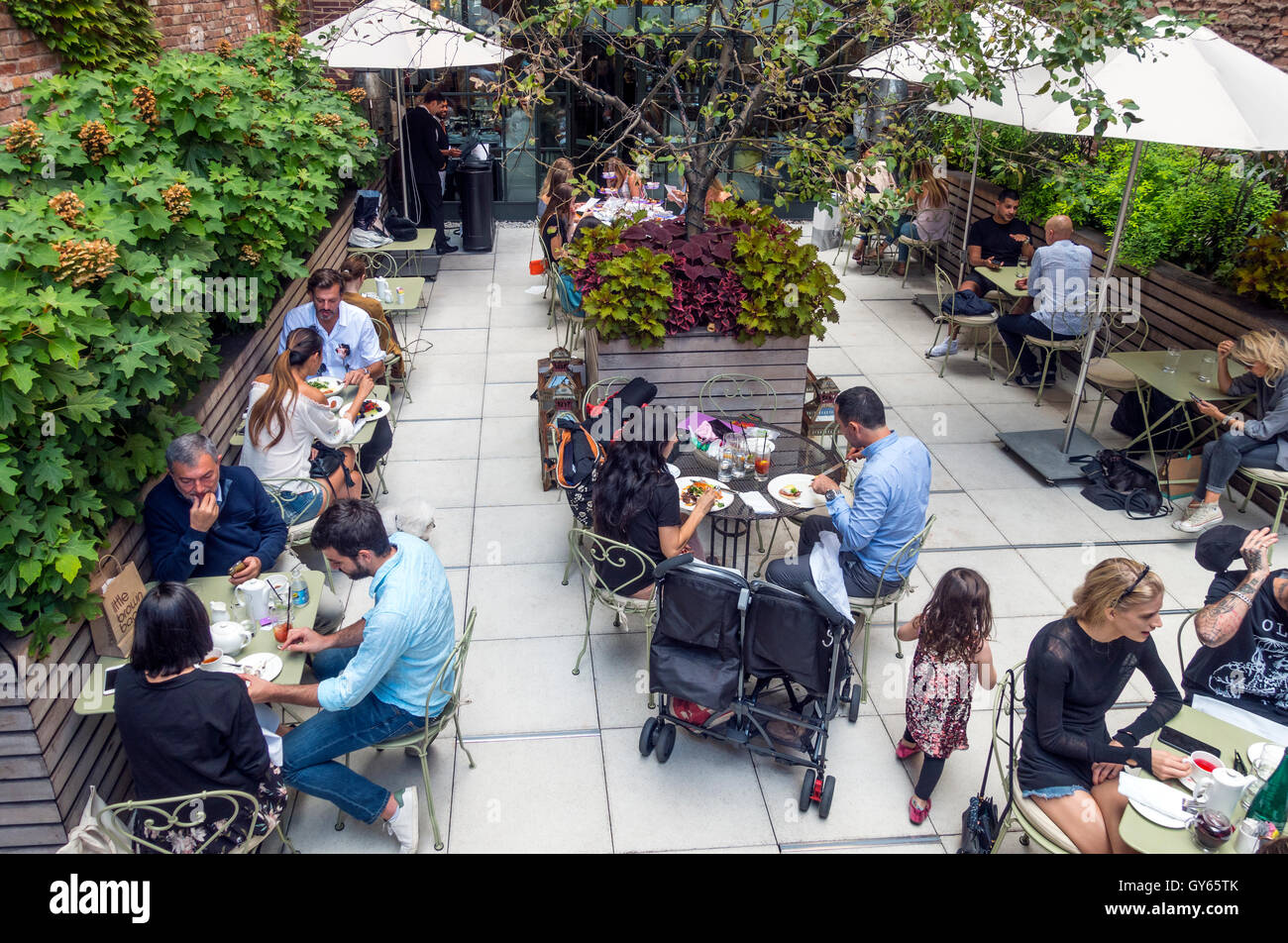Diners enjoying a garden restaurant setting in Lower Manhattan Stock ...
