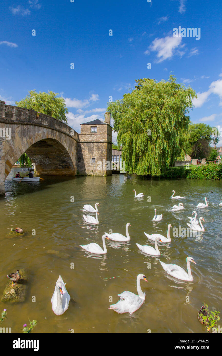 Halfpenny bridge hi-res stock photography and images - Alamy