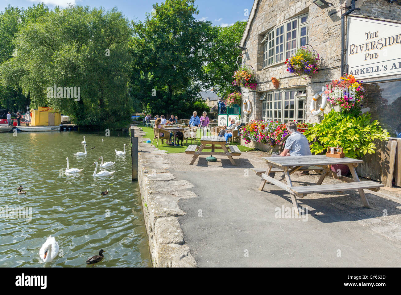 Riverside pub lechlade hi-res stock photography and images - Alamy