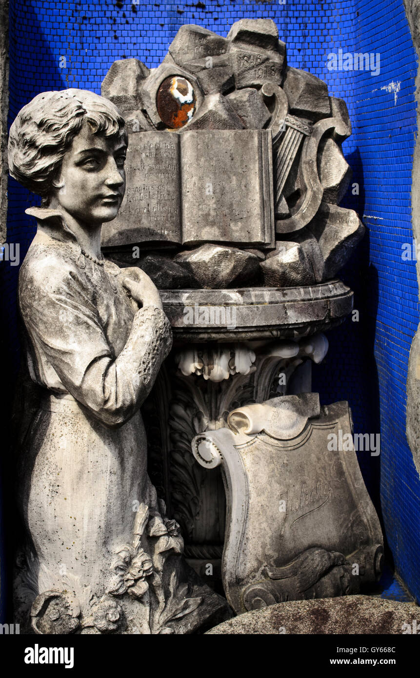 Gothic stone tomb hi-res stock photography and images - Alamy