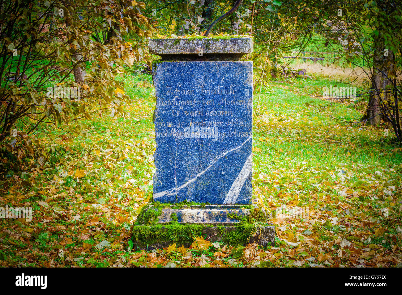 Damaged monument hi-res stock photography and images - Alamy