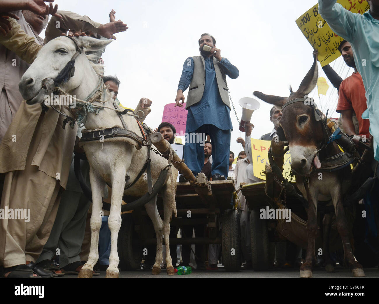 Lahore, Pakistan. 18th Sep, 2016. Pakistani activists (drivers) of ...