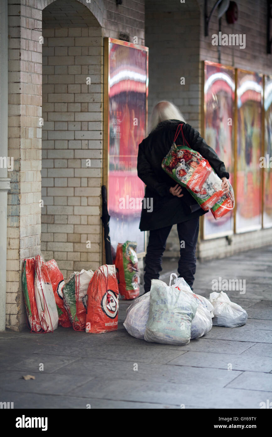 London Homeless Man Sleeping On Streets Stock Photos & London Homeless ...