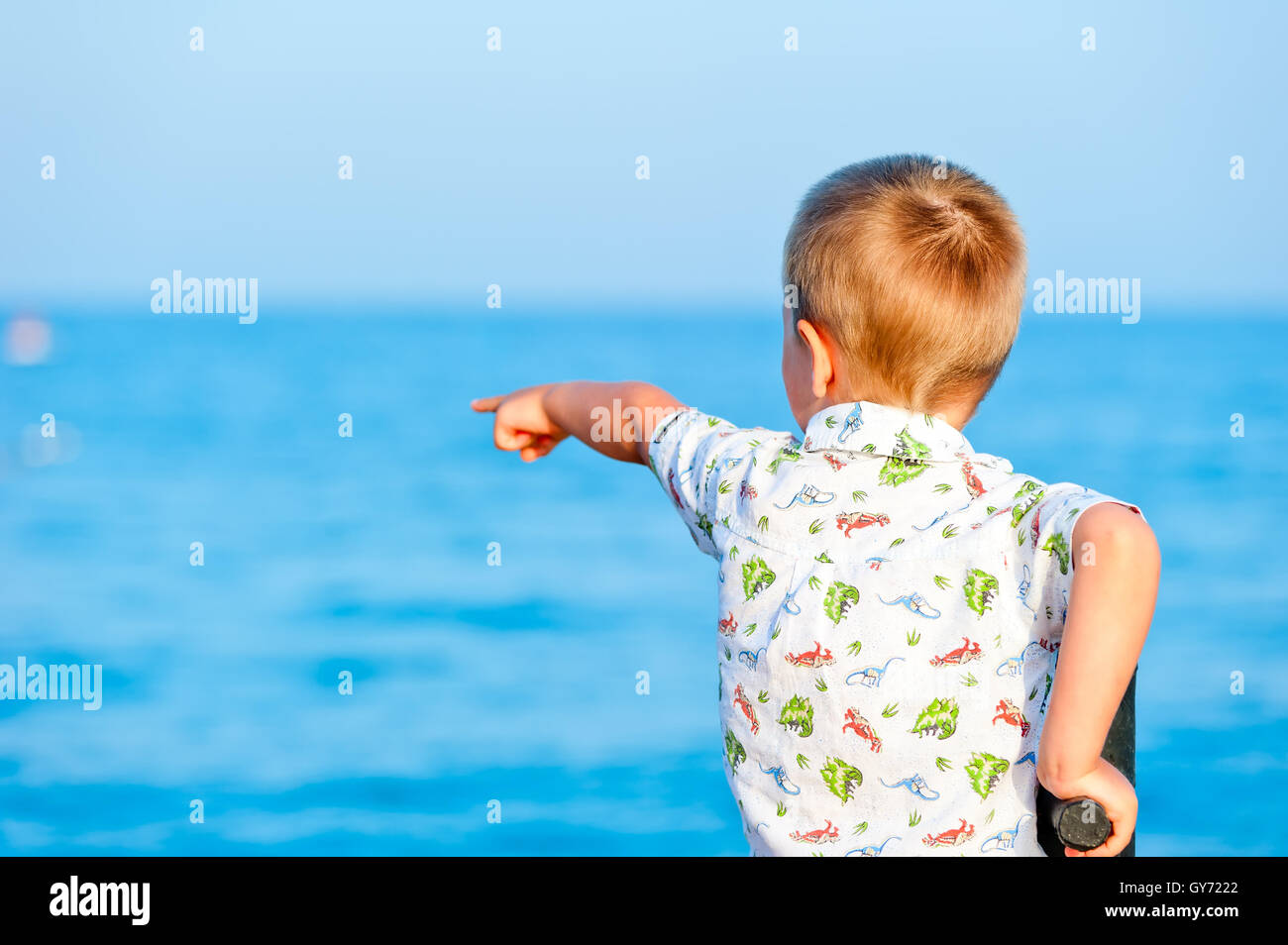 child points to something Stock Photo - Alamy