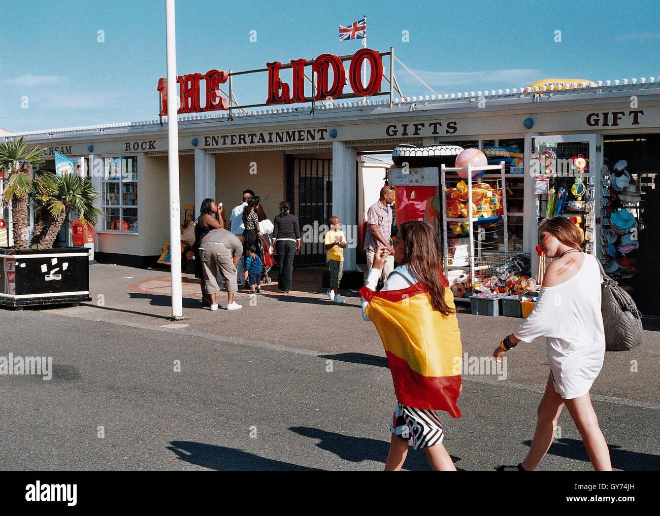 AJAXNETPHOTO. WORTHING, ENGLAND. - AT THE SEASIDE - THE LIDO ON THE ...