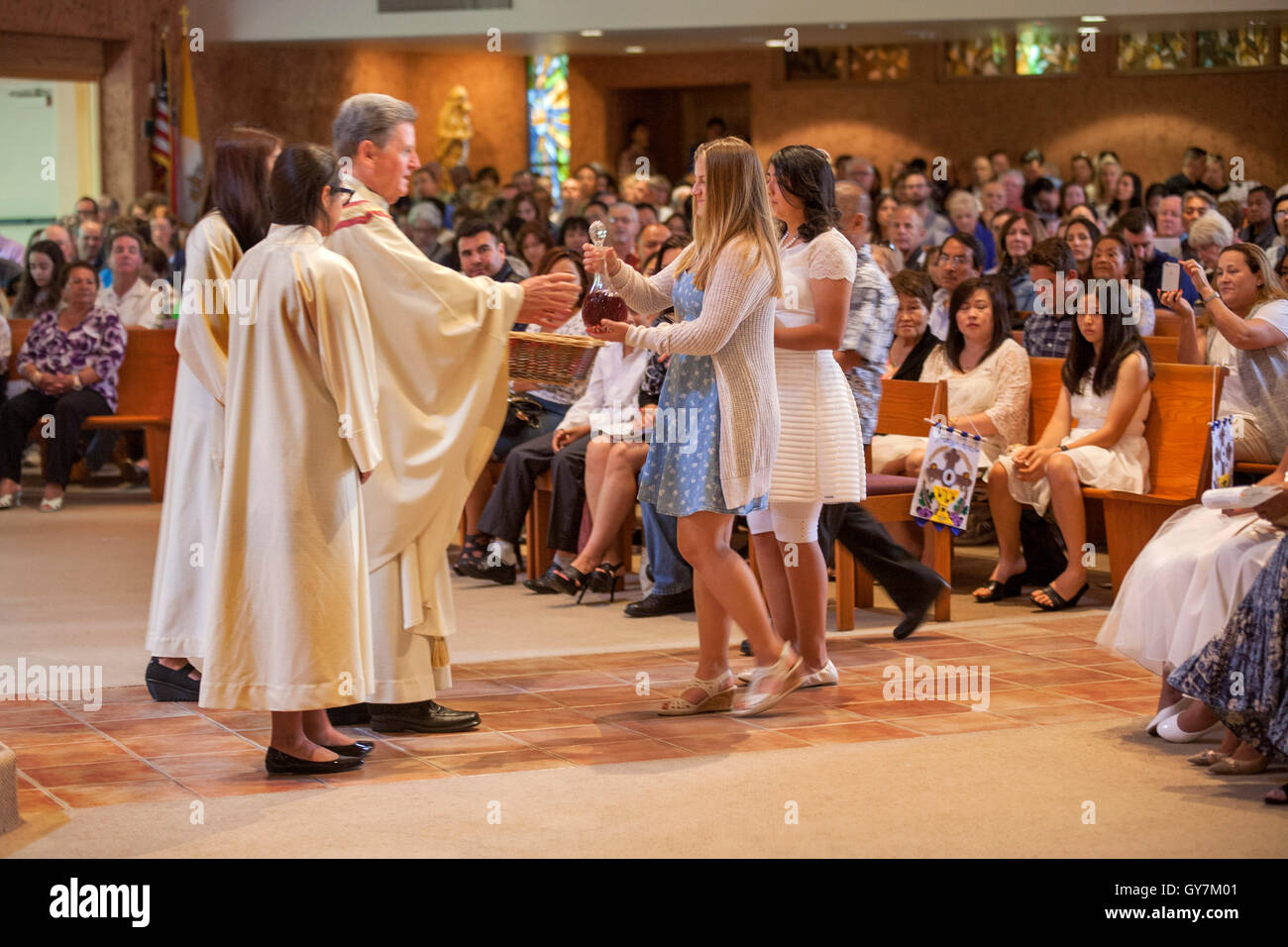 Receiving communion catholic hi-res stock photography and images - Alamy