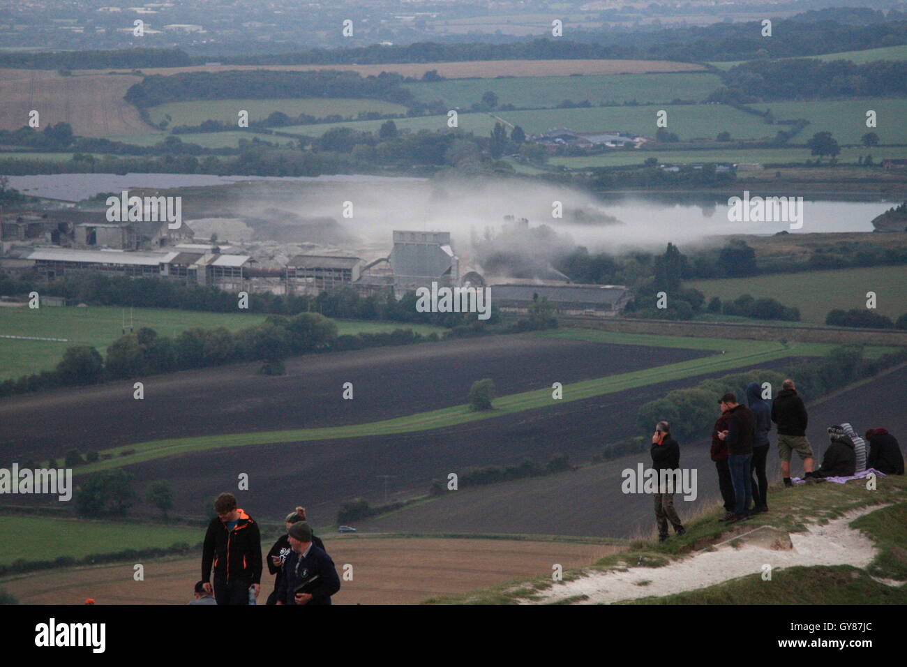 Westbury, UK, 18th Sept, 2016. The 122m high chimney of the westbury ...