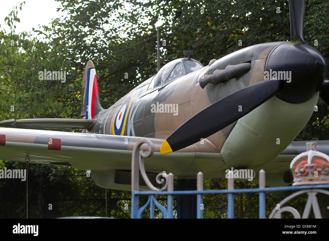 Gate guardian spitfire hi-res stock photography and images - Alamy