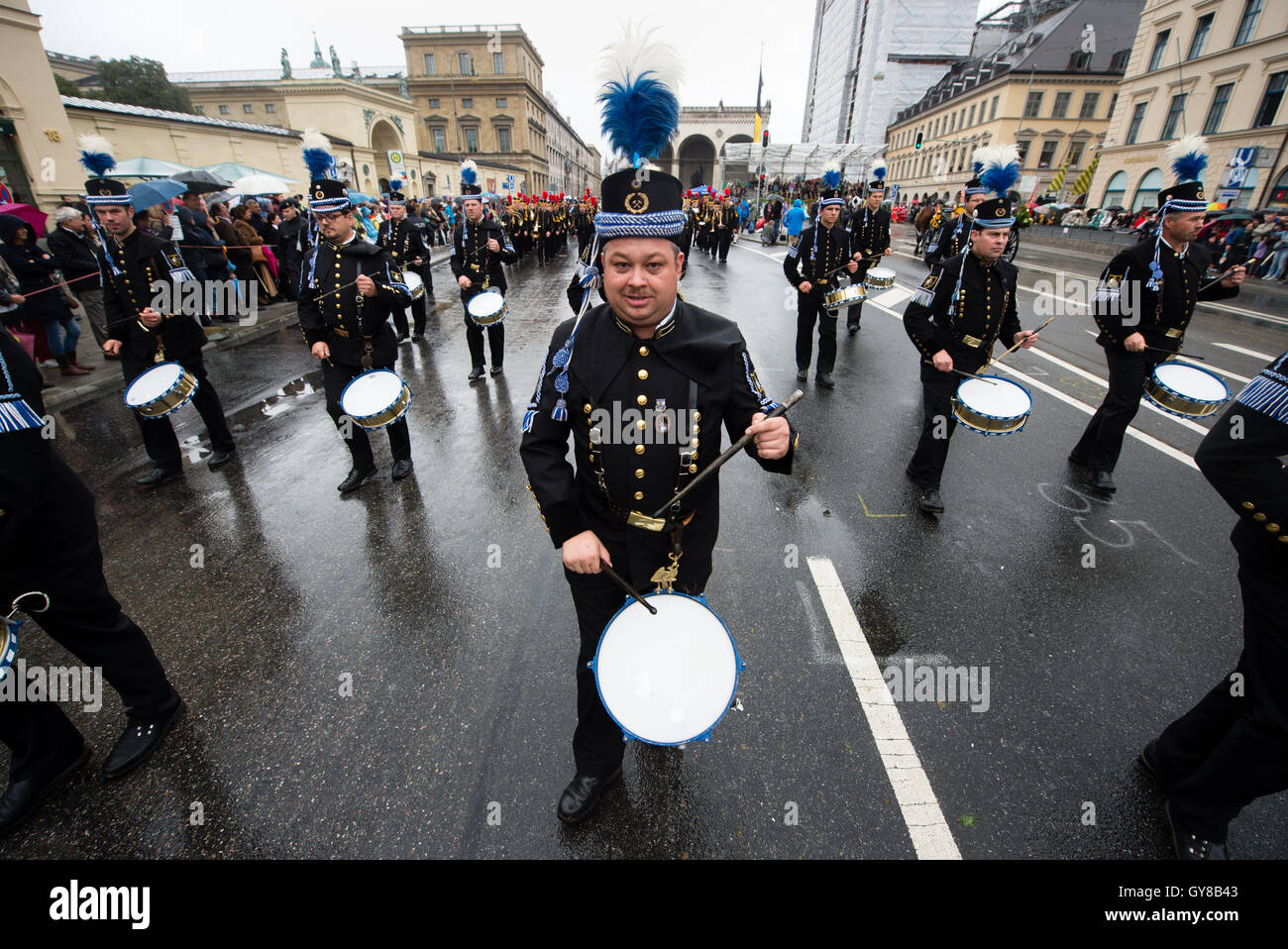 Munich, Germany. 18th Sep, 2016. Musicians take part in traditional ...