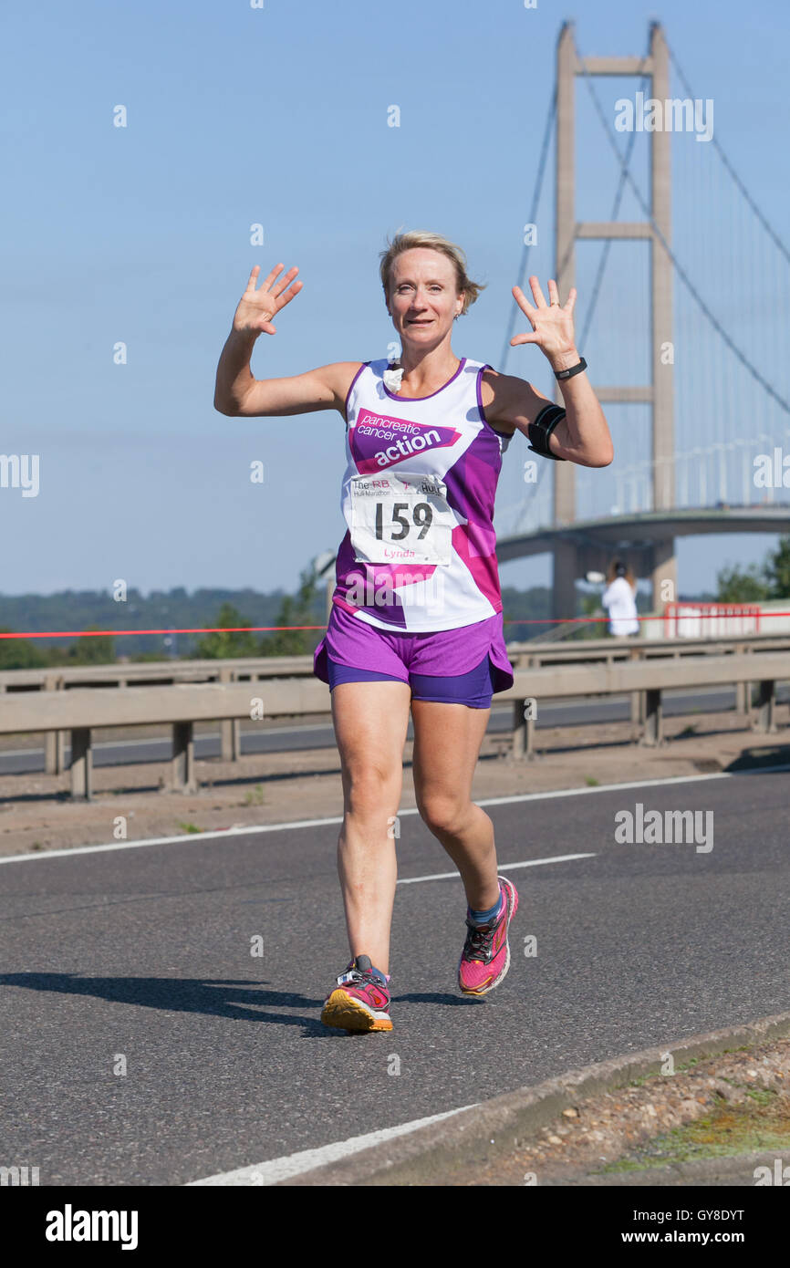 Hull marathon run running runner hi-res stock photography and images ...