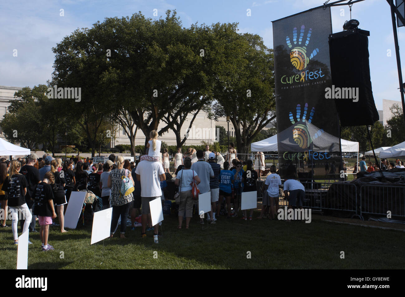 Washington, DC, USA. 18th Sep, 2016. A crowd of people gathered around ...