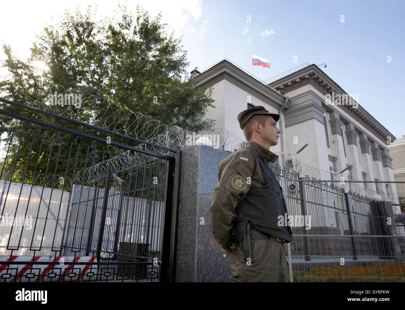 Kiev, Ukraine. 18th Sep, 2016. A National Guard soldier stands guard ...