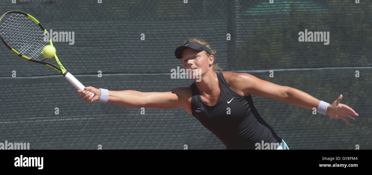 Usa. 18th Sep, 2016. SPORTS -- Anna Zaja of Germany stretches to hit to ...