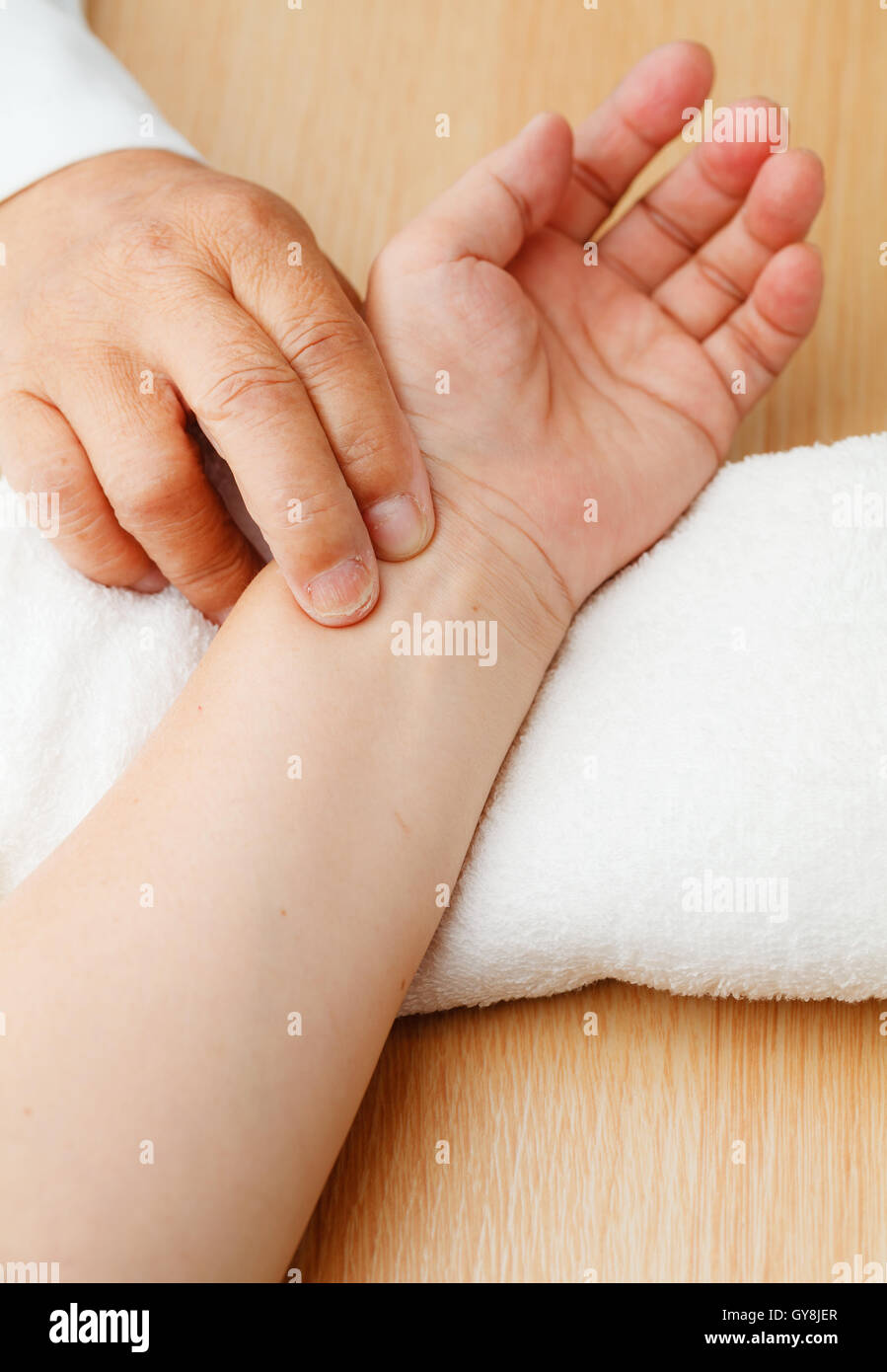 Diagnose pulse of patient Stock Photo - Alamy