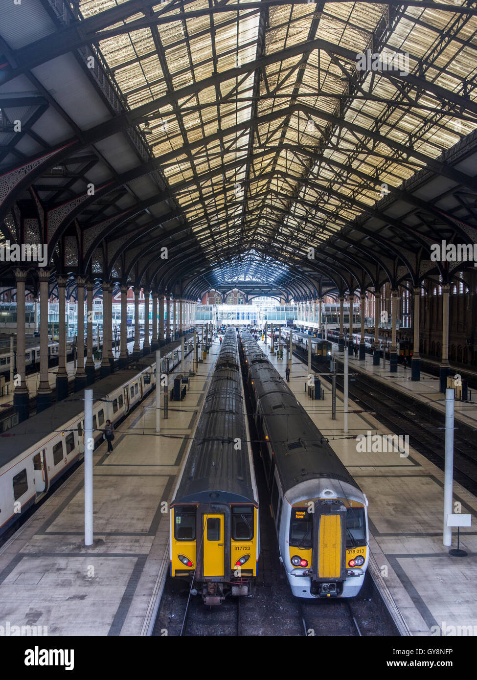 trains in liverpool street station london Stock Photo - Alamy