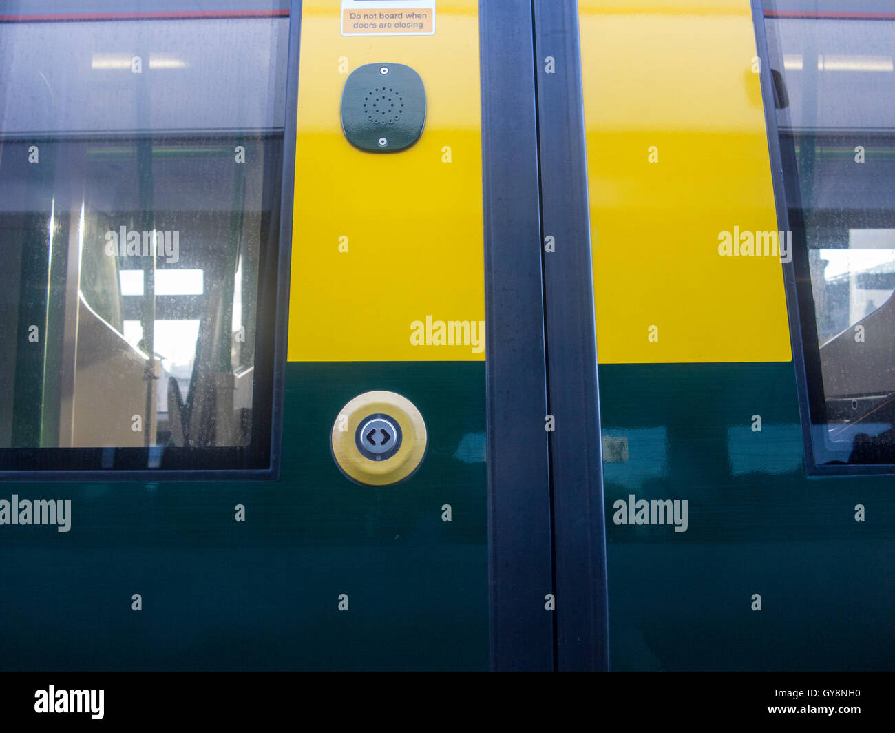 Train with sliding doors hi-res stock photography and images - Alamy