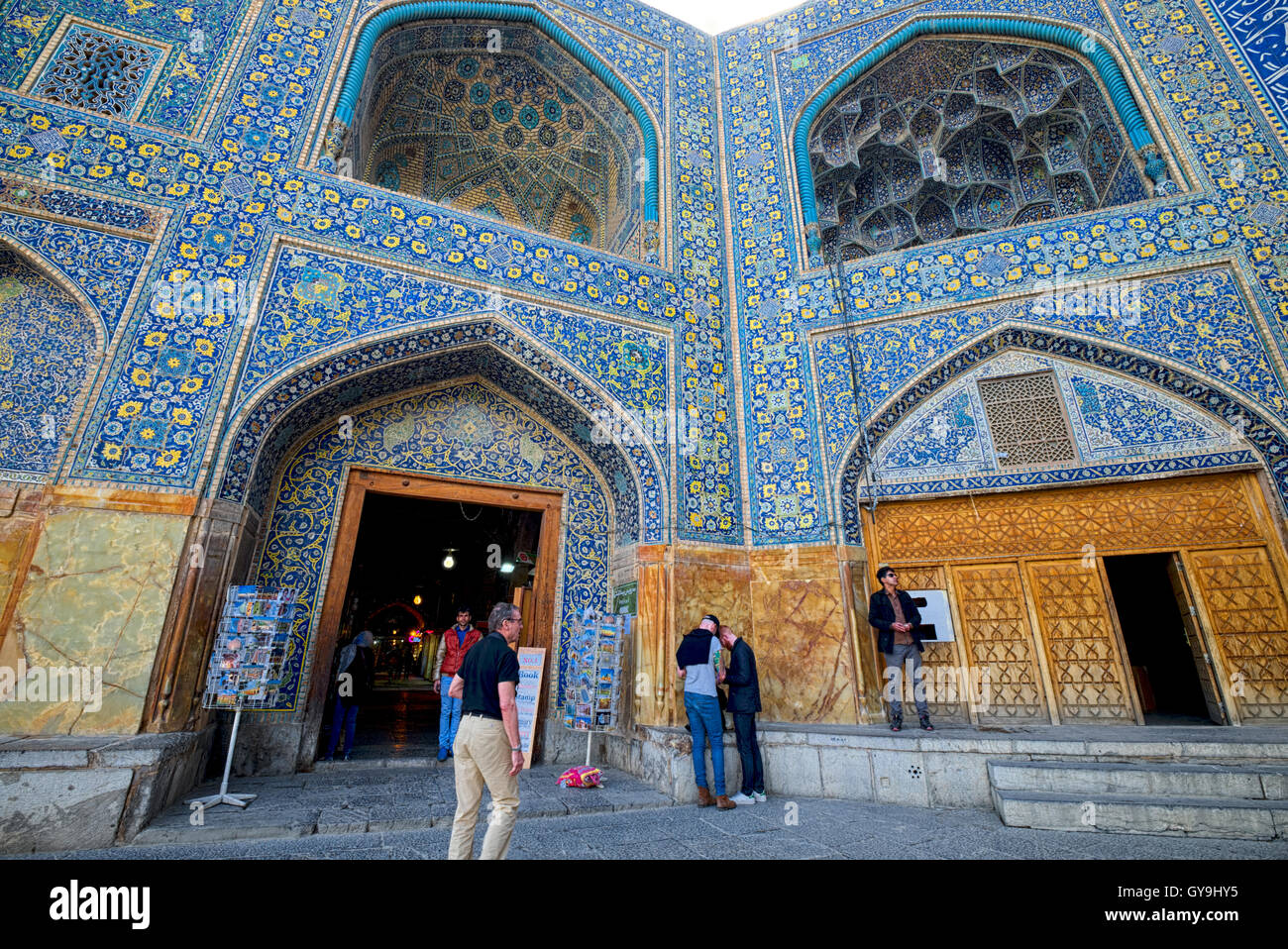 Imperial Bazaar gate beside Shah mosque Stock Photo - Alamy