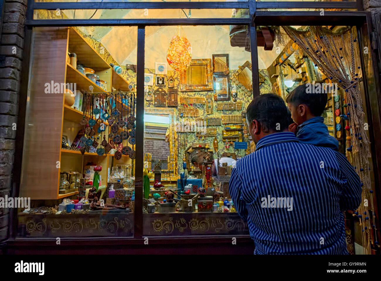 Windows shopping hi-res stock photography and images - Alamy