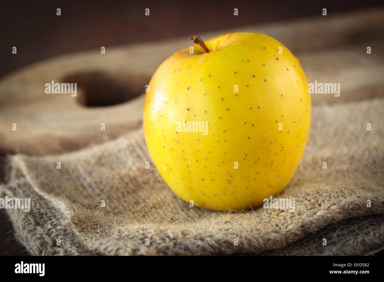 Fresh delicious yellow apple for an healthy meal Stock Photo - Alamy