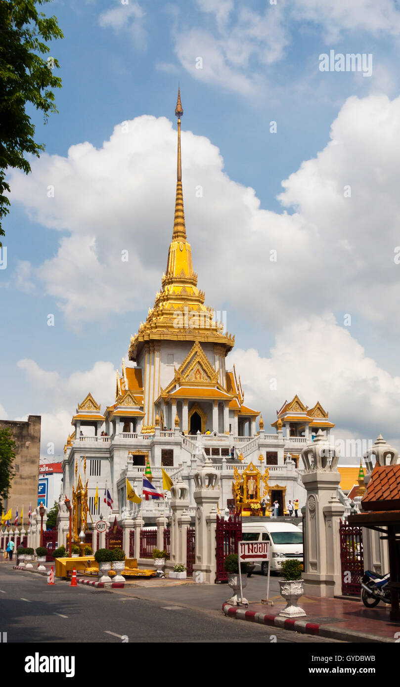 Wat Traimit in Bangkok Stock Photo - Alamy