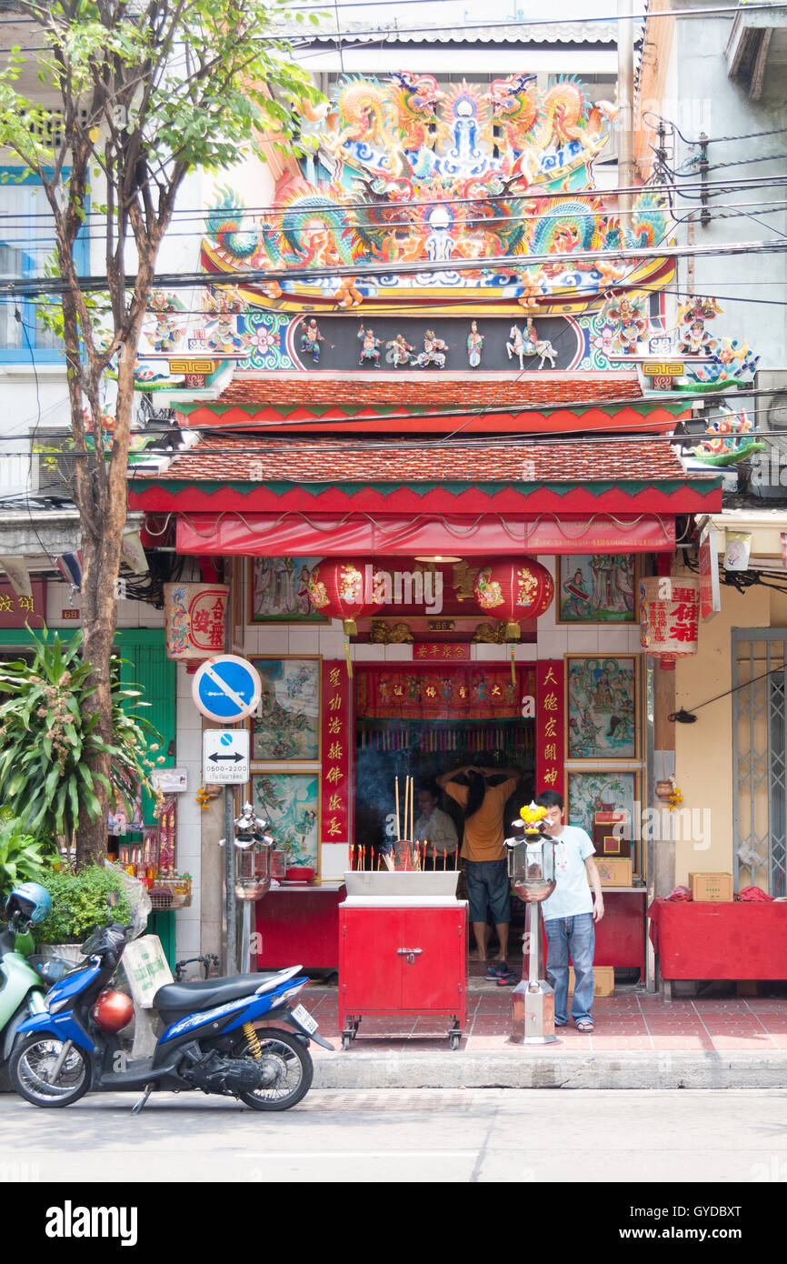 Small chinese temple in Chinatown, Bangkok Stock Photo - Alamy