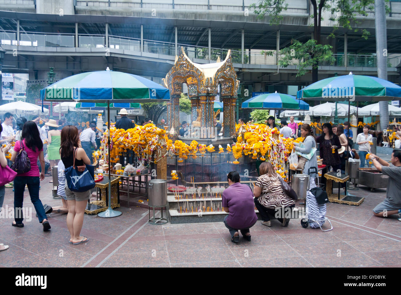 Buddhist followers at the Erawan shrine in Bangkok Stock Photo - Alamy
