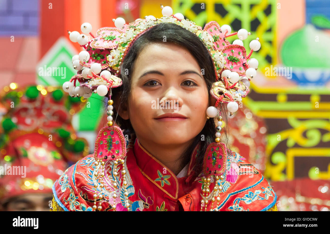 Girl chinese costume hi-res stock photography and images - Alamy