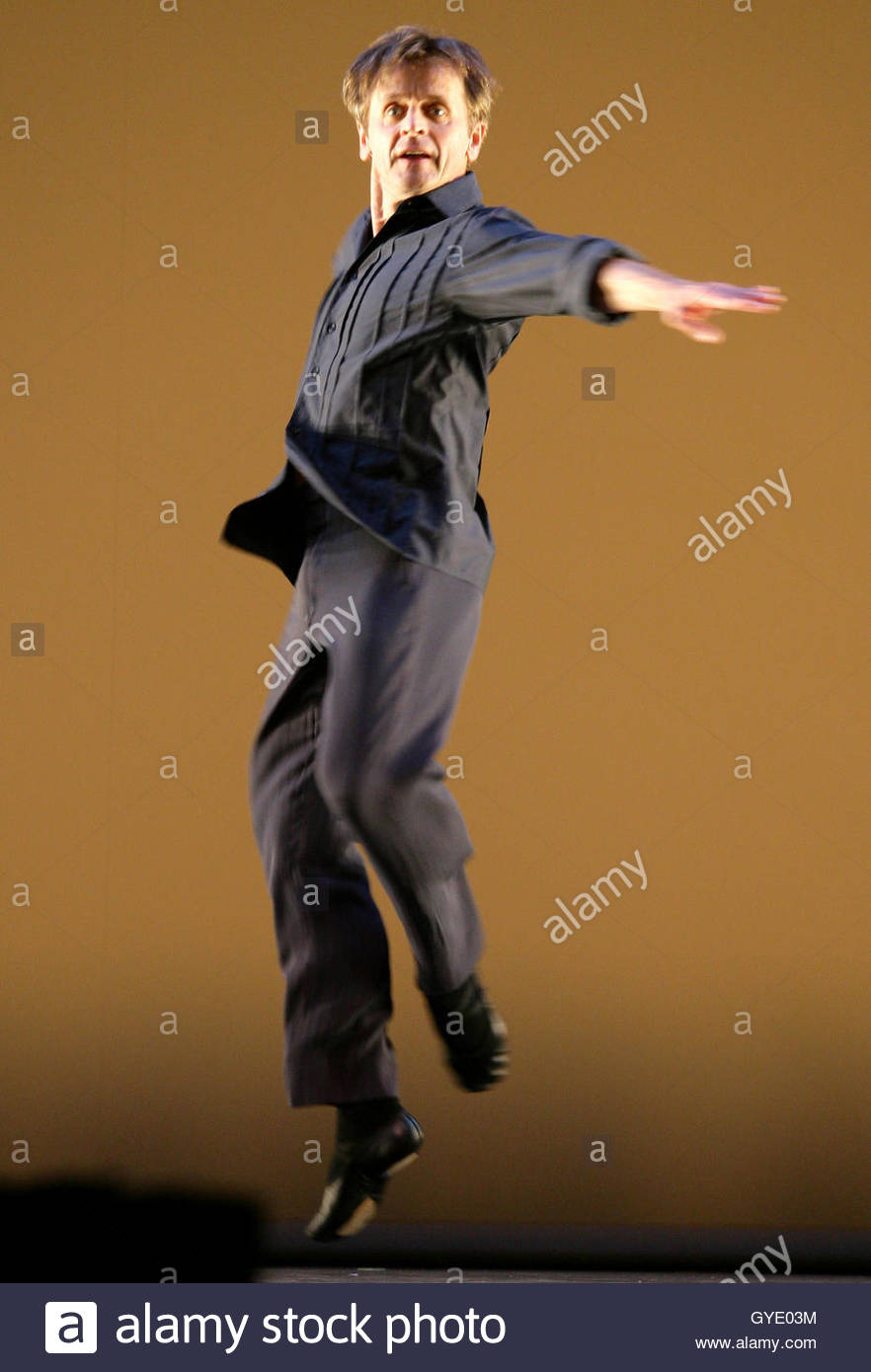 Russian ballet legend Mikhail Baryshnikov performs during a rehearsal ...