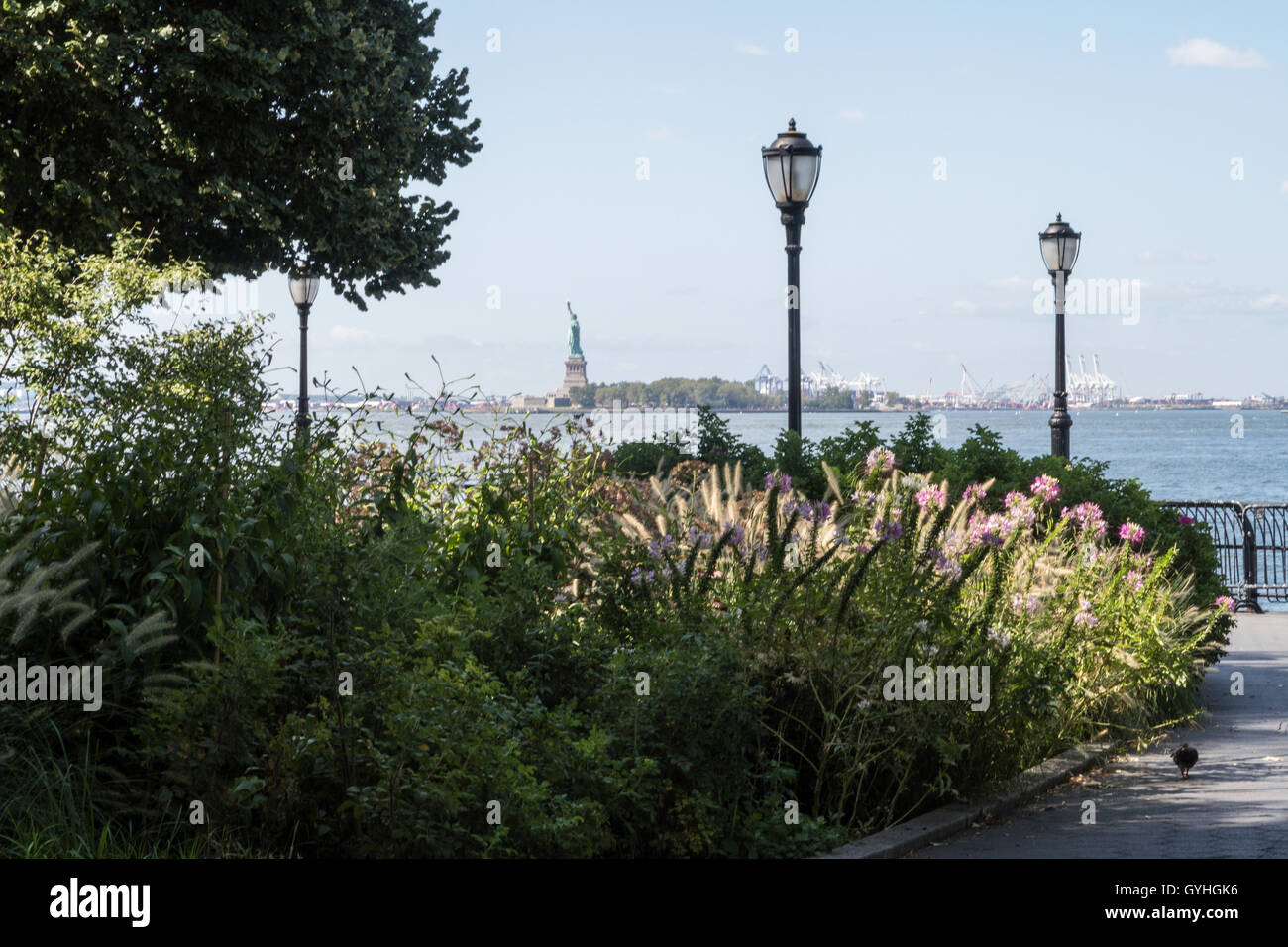 Battery park new york statue hi-res stock photography and images - Alamy