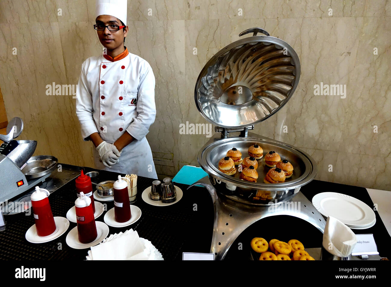 5 star hotel kitchen hi-res stock photography and images - Alamy