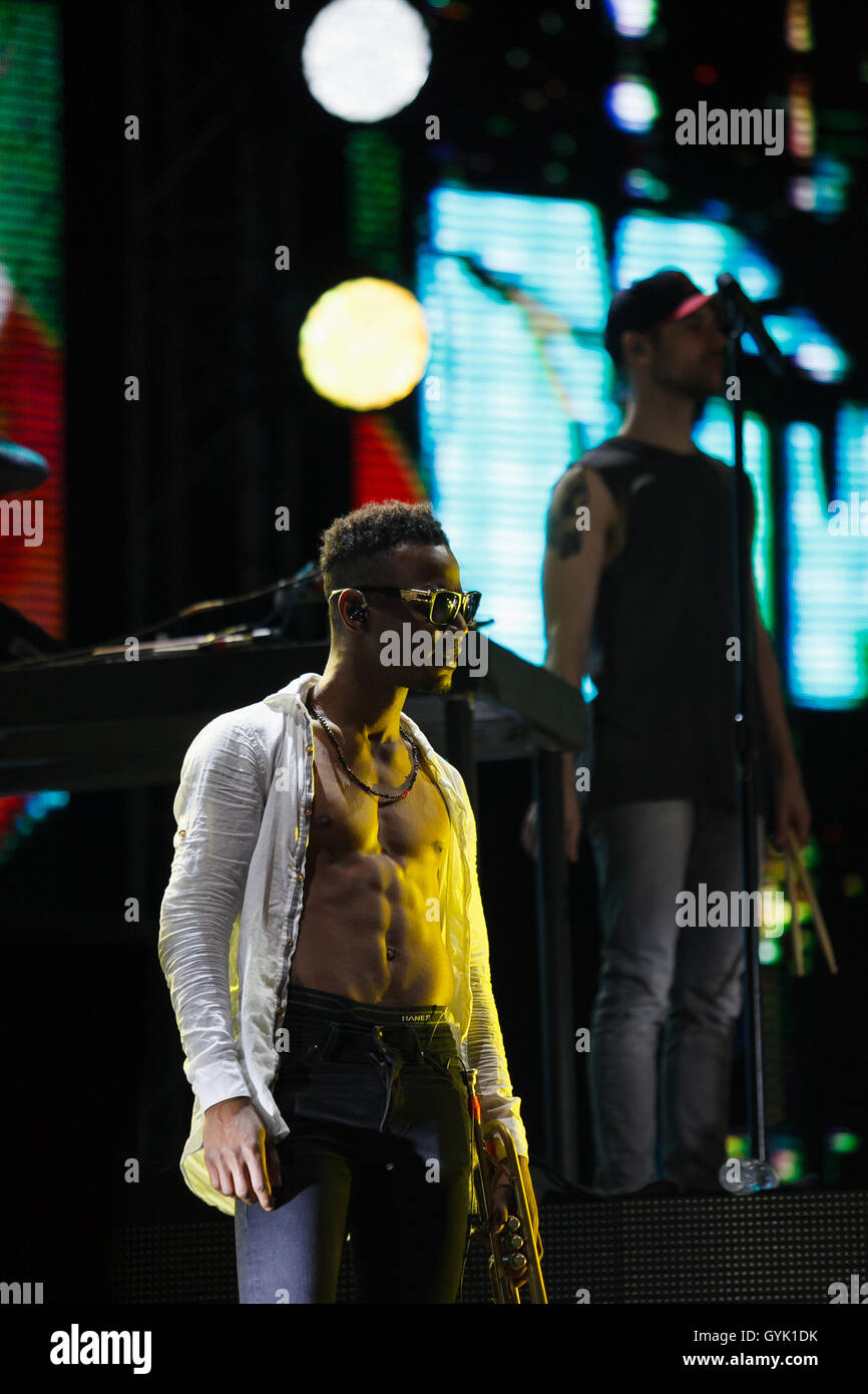 Macklemore & Ryan Lewis performing for the first time in Moscow, Russia ...