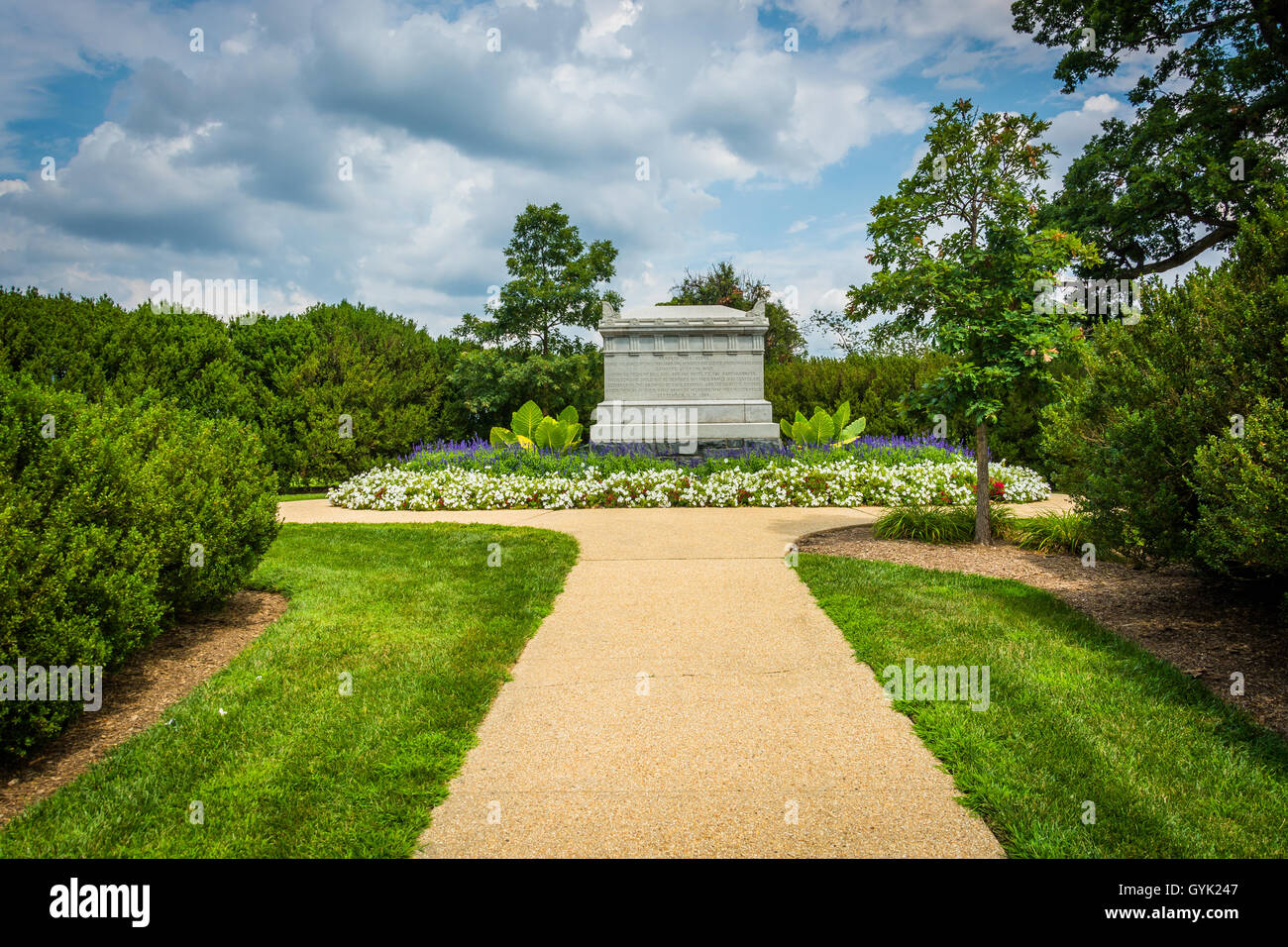Walkway and memorial at Arlington National Cemetery, in Arlington ...