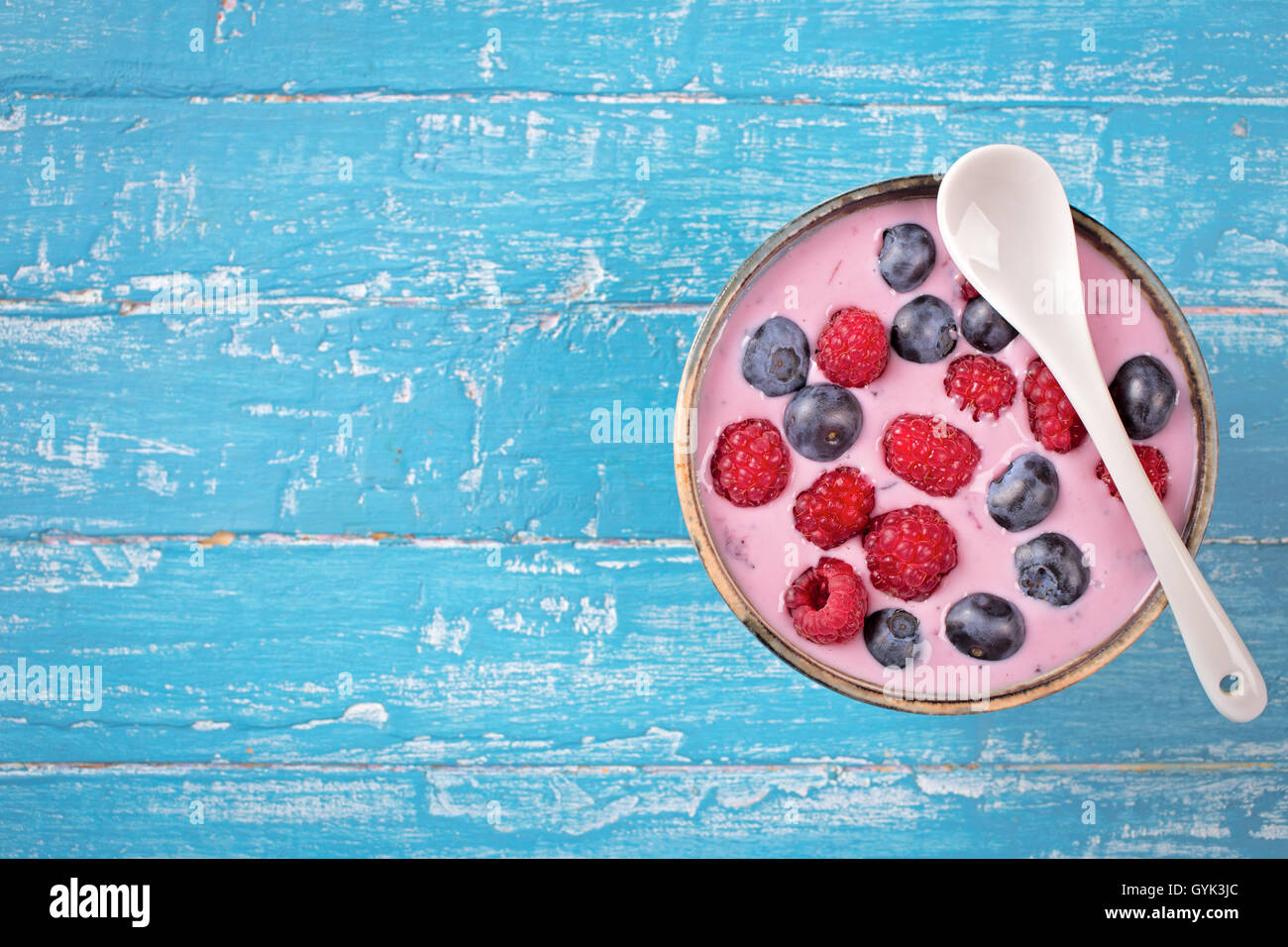 Raspberry and blueberry yogurt above Stock Photo - Alamy